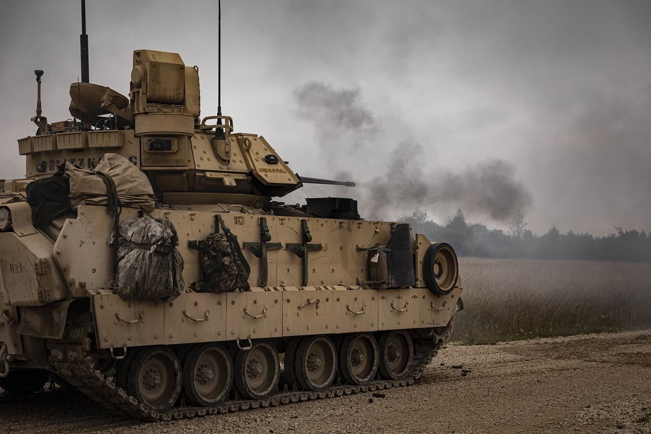 Μπάιντεν: Επιβεβαιώνει πως εξετάζεται η αποστολή ΤΟΜΑ Bradley στην Ουκρανία