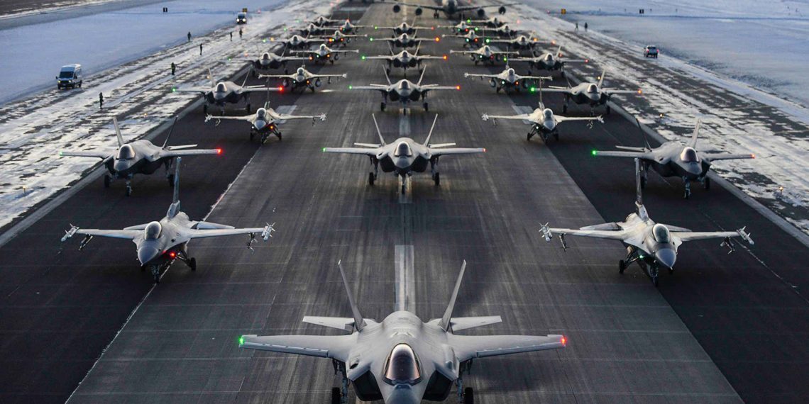 F-35: Εντυπωσιακό επιχειρησιακό "elephant walk" των stealth μαχητικών ...