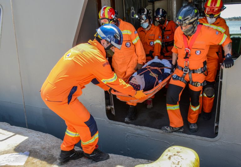 ΓΕΝ: Άσκηση Μείζονος Ατυχήματος στο Ναύσταυθμο Σαλαμίνας - Δείτε πλάνα ...