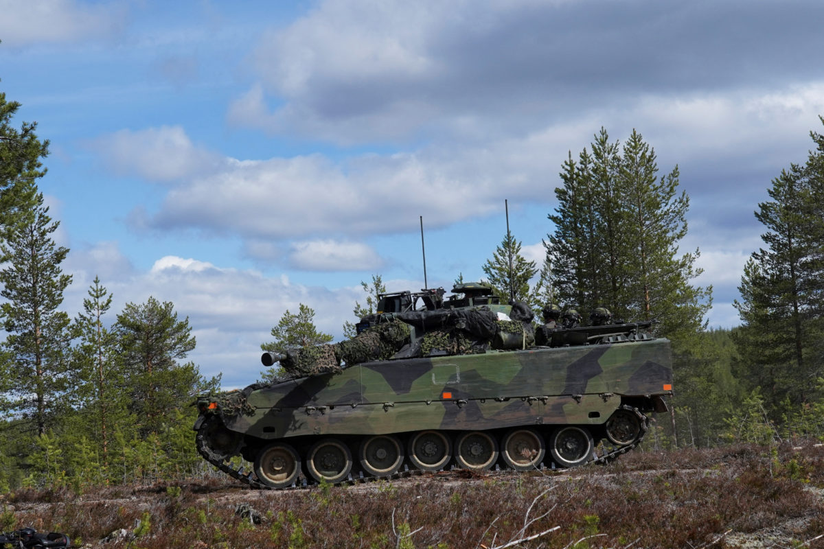 CV90: Η Ουκρανία θα παραλάβει δωρεά 50 οχημάτων μάχης από Δανία και Σουηδία - Τι προβλέπει η ...