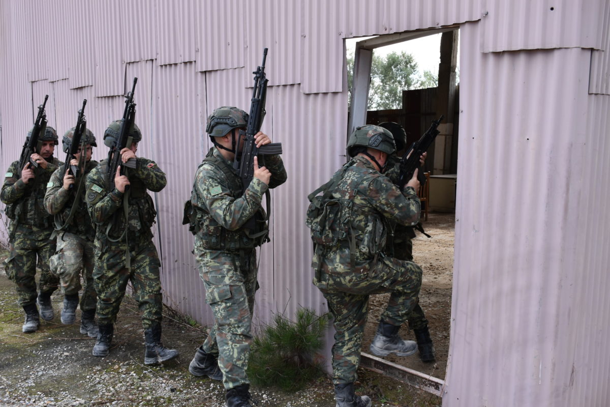 ΓΕΣ: Εκπαίδευση των Ενόπλων Δυνάμεων της Αλβανίας στο ΕΠΚΕΑΑΠ της 71 ...