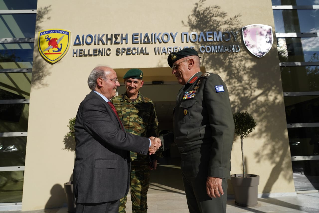 Ο Α/ΓΕΕΘΑ Φλώρος συναντήθηκε με τον Επίτιμο Α/ΓΕΕΘΑ Στρατηγό ε.α ...