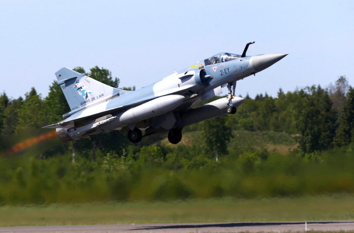 Mirage 2000: Ο υπουργός Άμυνας της Γαλλίας επιβεβαιώνει την μεταφορά ...