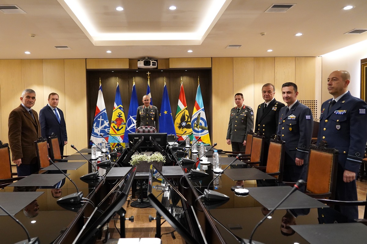 ΓΕΕΘΑ: Τελετή για τους αποχωρούντες αξιωματικούς, παρουσία του ...