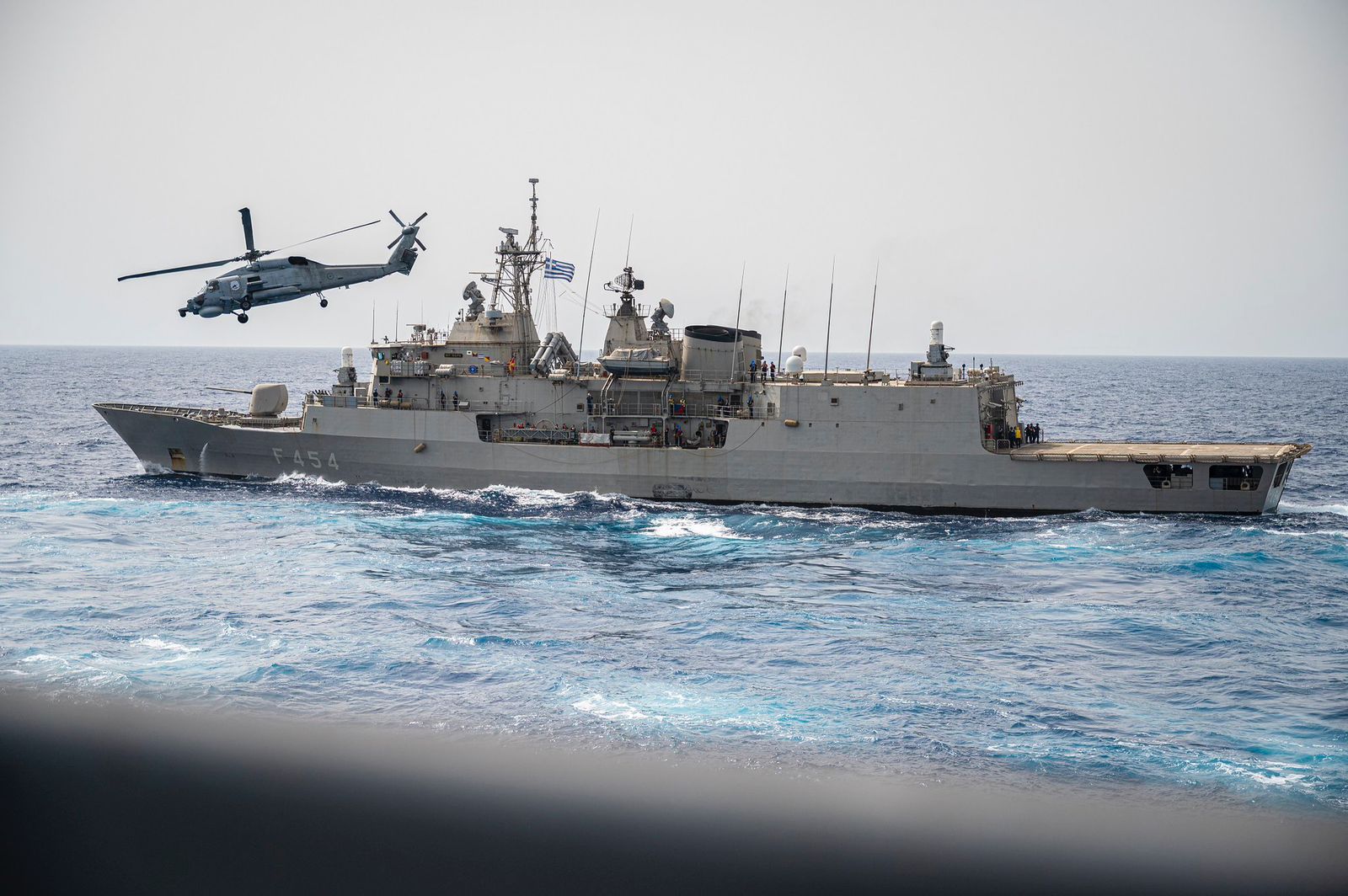 Φρεγάτα «ΨΑΡΑ»: Η ολονύχτια μάχη απέναντι σε drones και βαλλιστικούς πυραύλους