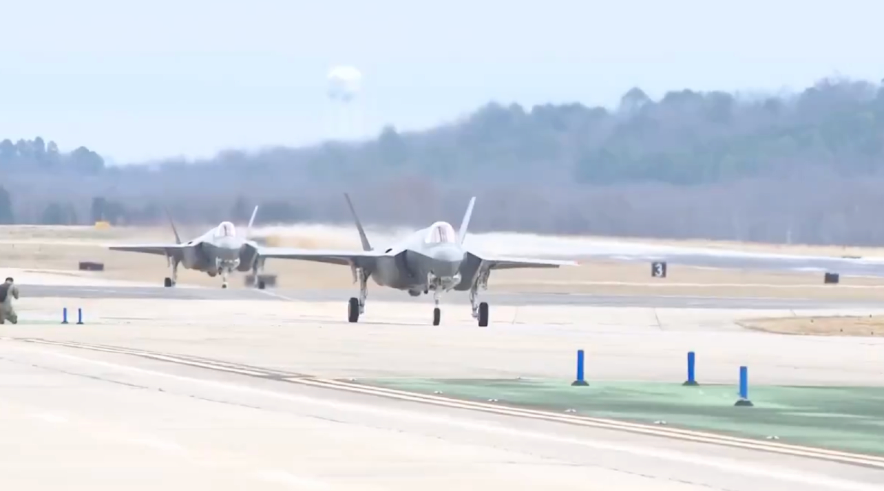 F-35A: Τα πρώτα δύο μαχητικά της Πολωνίας έφτασαν στην βάση Ebbing ...