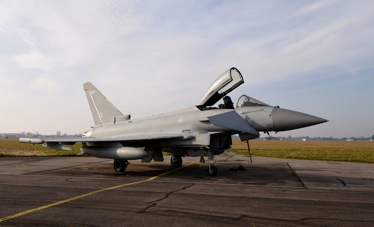 Eurofighter Typhoon: Πιλότος της RAF εκτίναξε το τζάμι από το κόκπιτ ...