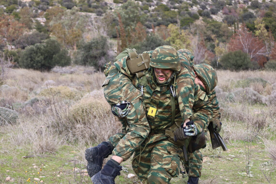 Στρατιωτική Σχολή Ευελπίδων: Εντυπωσιακά πλάνα από την χειμερινή ...