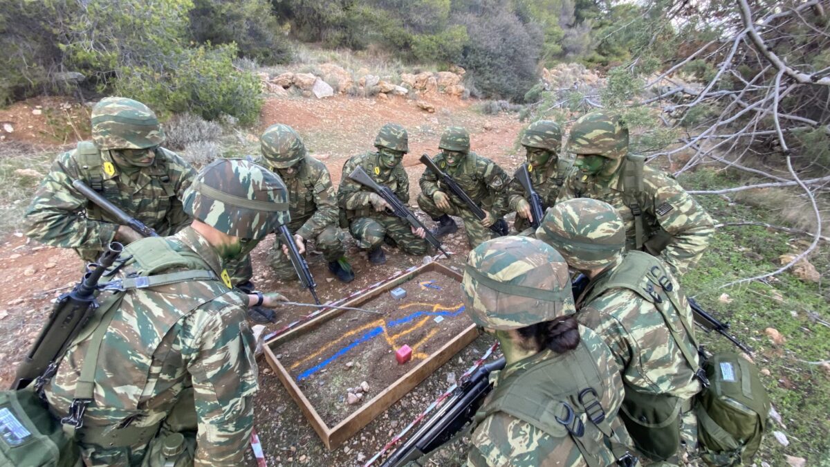 Στρατιωτική Σχολή Ευελπίδων: Εντυπωσιακά πλάνα από την χειμερινή ...