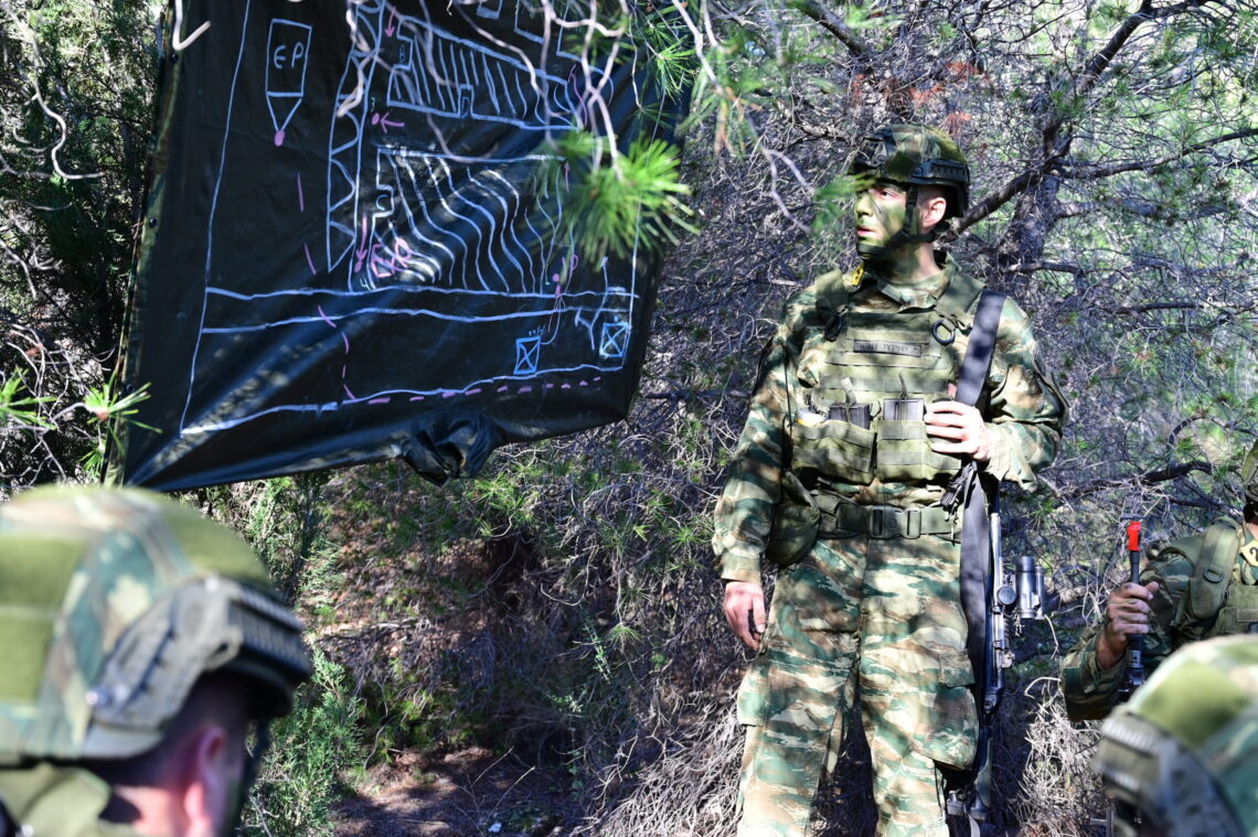 Στρατιωτική Σχολή Ευελπίδων: Εντυπωσιακά πλάνα από την χειμερινή ...