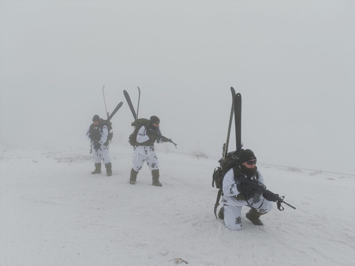 Στρατιωτική Σχολή Ευελπίδων: Εντυπωσιακά πλάνα από την χειμερινή ...