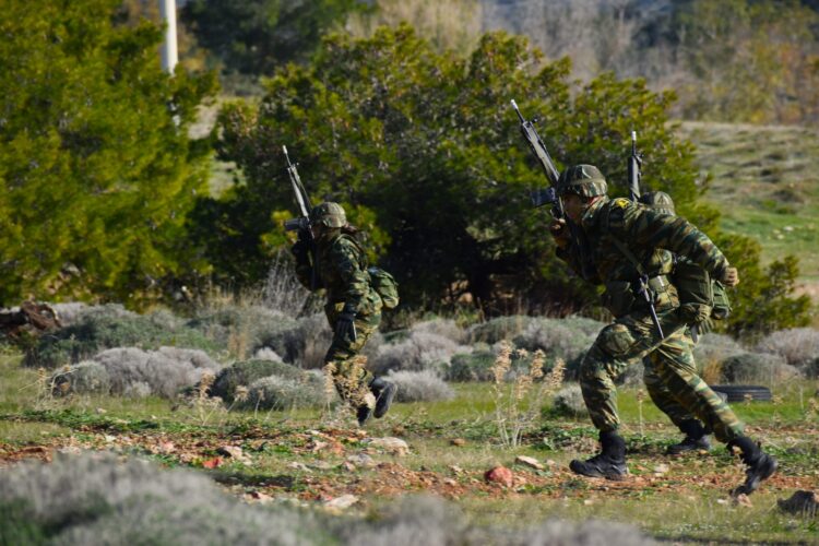 Στρατιωτική Σχολή Ευελπίδων: Εντυπωσιακά πλάνα από την χειμερινή ...