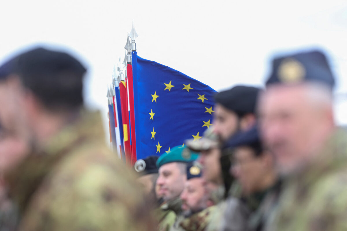 Η Ούρσουλα φον ντερ Λάιεν χαιρετίζει την έγκριση του «SAFE» - Ποια ...