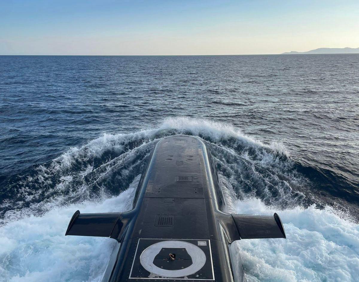 Η πρώτη Sea Hake Mod4 στον τορπιλοσωλήνα υποβρυχίου 214 ...