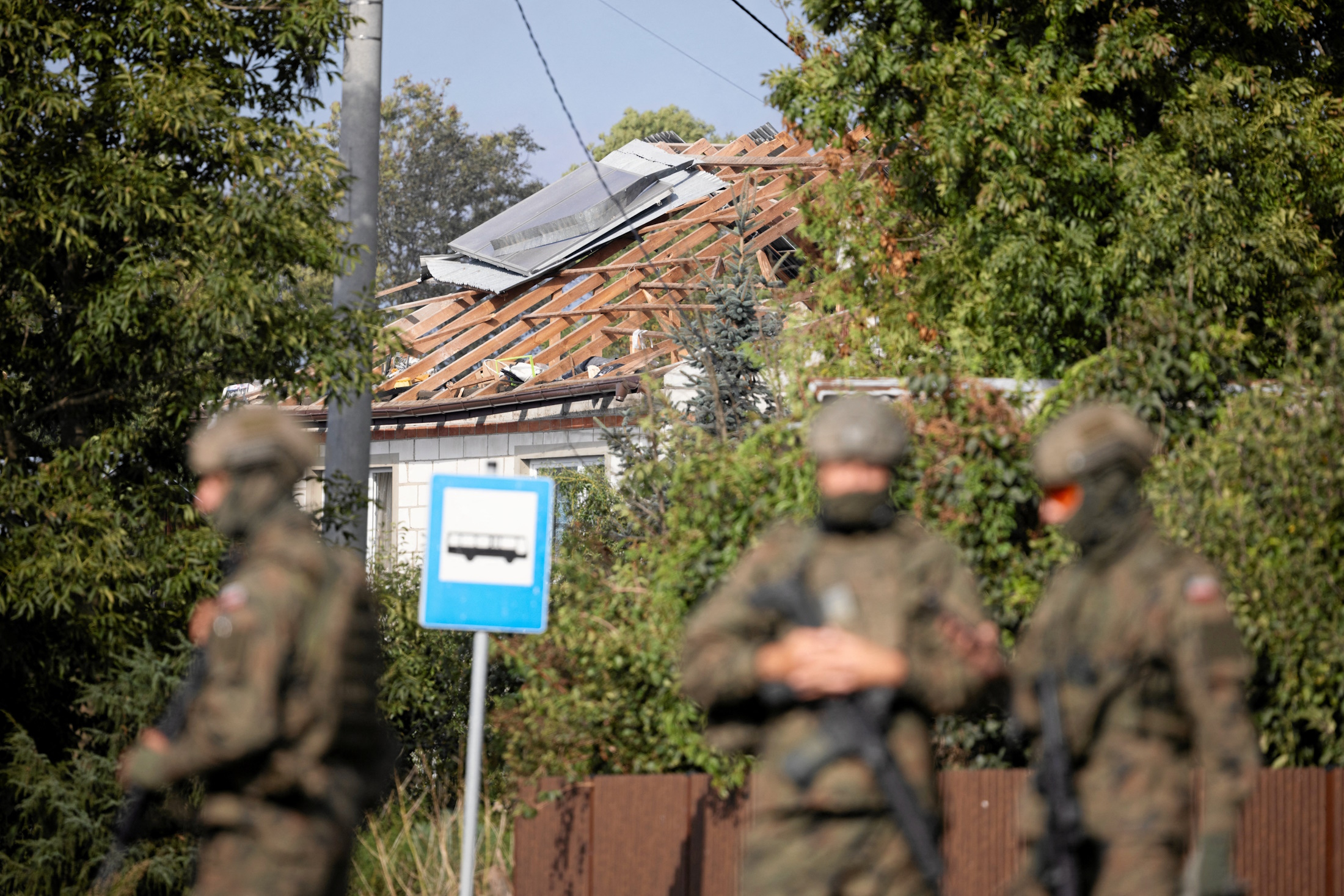 Νέα τροπή στην καταστροφή σπιτιού στην Πολωνία: «Δεν επλήγη από ρωσικό drone αλλά από AIM-120 ...