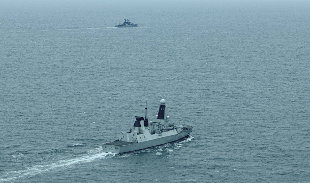 Το αντιτορπιλικό «HMS Duncan» αναχαίτισε υπό τις εντολές του ΝΑΤΟ ...
