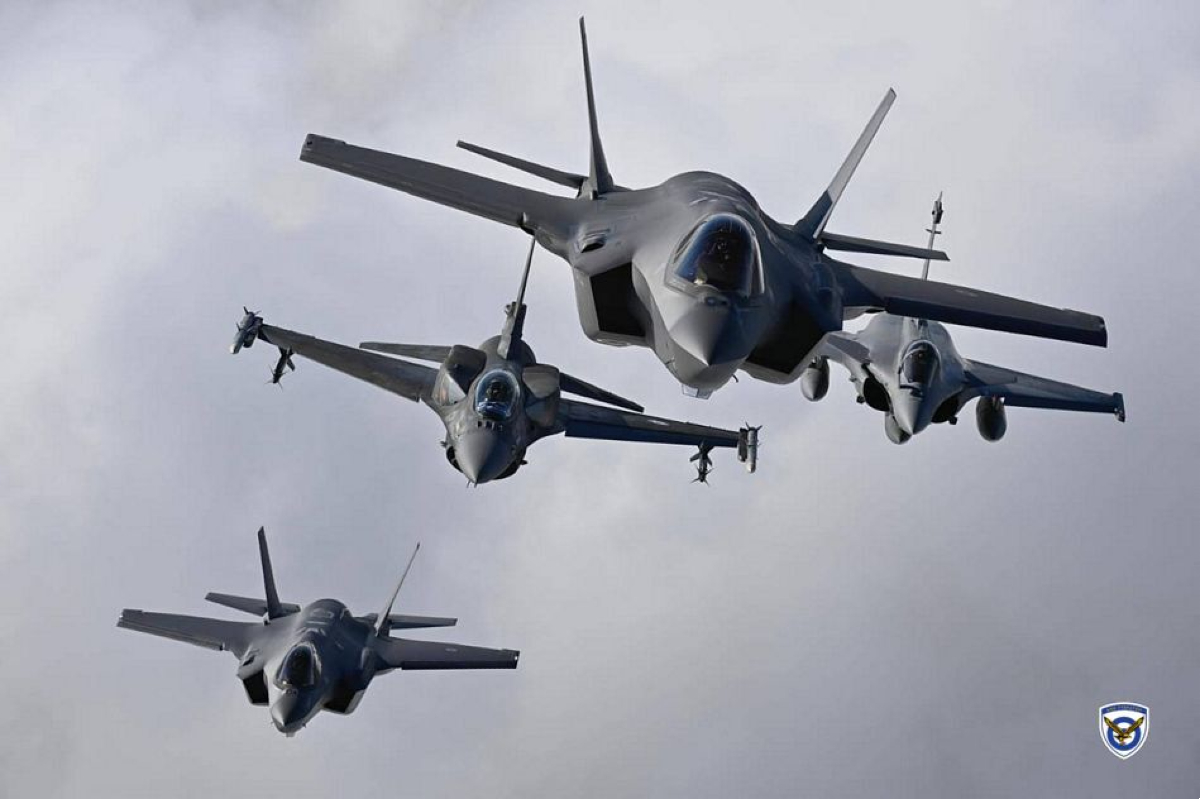 F-35: H Πολεμική Αεροπορία συνεκπαιδεύεται και «ακτινογραφεί» τα stealth μαχητικά