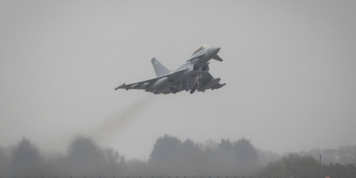 Eurofighter Typhoon της RAF απογειώθηκαν από τη Ρουμανία για να ...