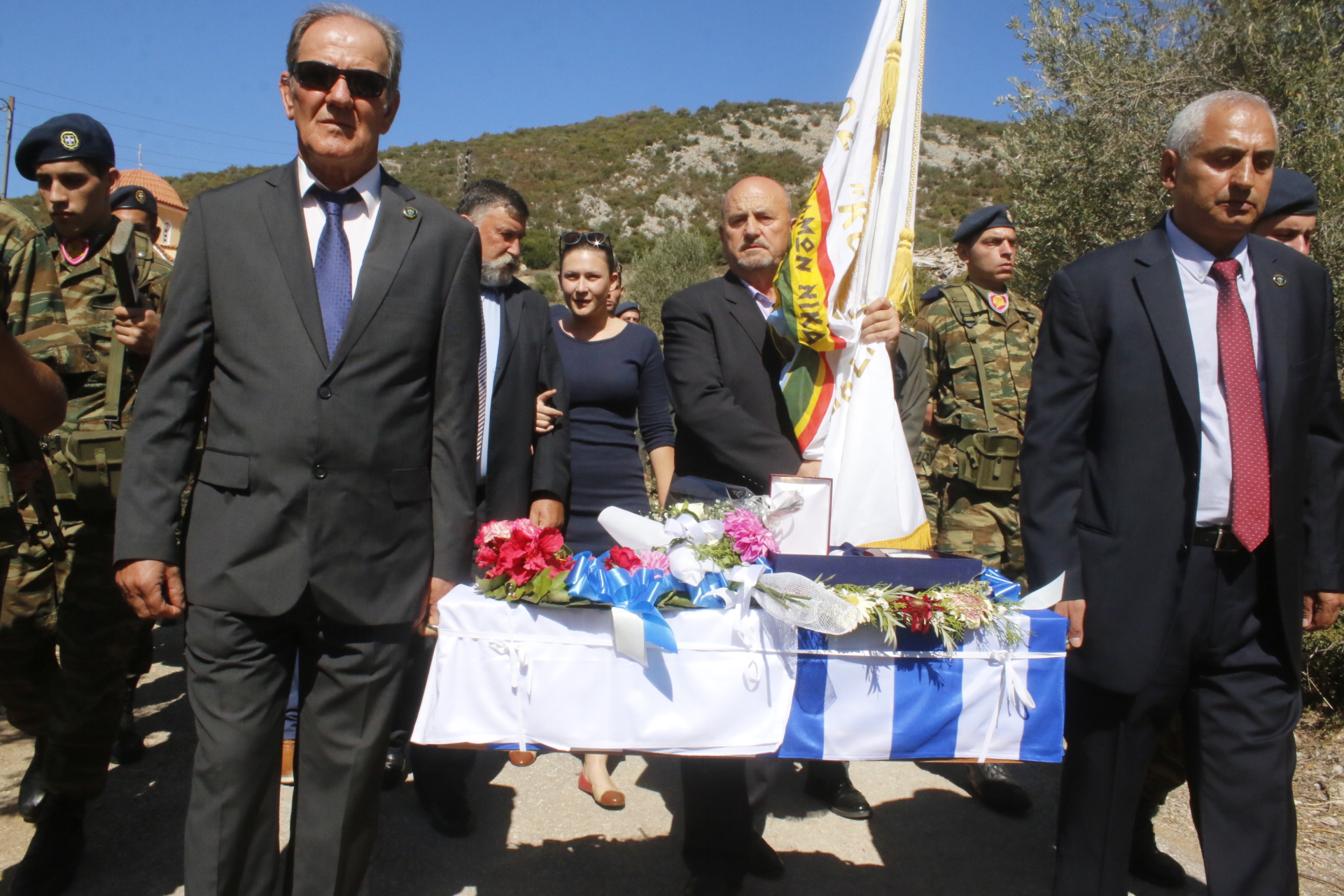 Noratlas: Η γη της Αργολίδας υποδέχθηκε τα οστά του ήρωα καταδρομέα ...